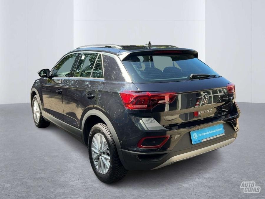 Black Volkswagen T-Roc 2022 in Kaunas, with an engine capacity of 1.50 L and mileage of 32 thousand km for 25417 €, photo 5 on AUTOMOTO.COM.LV