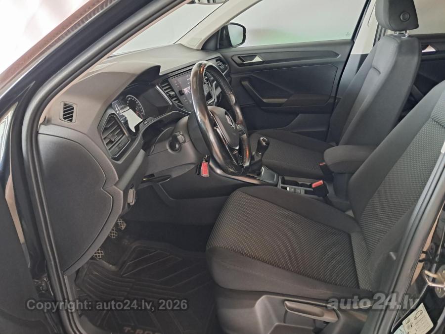 Melns Volkswagen T-Roc 2019 Narva, ar dzinēja tilpumu 1.00 L un nobraukumu 88 tūkst. km par 13900 €, foto 12 vietnē AUTOMOTO.COM.LV