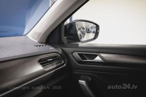 Black Volkswagen T-Roc 2019 in Tallinn, with an engine capacity of 1.50 L and mileage of 27 thousand km for 20900 €, photo 12 on AUTOMOTO.COM.LV