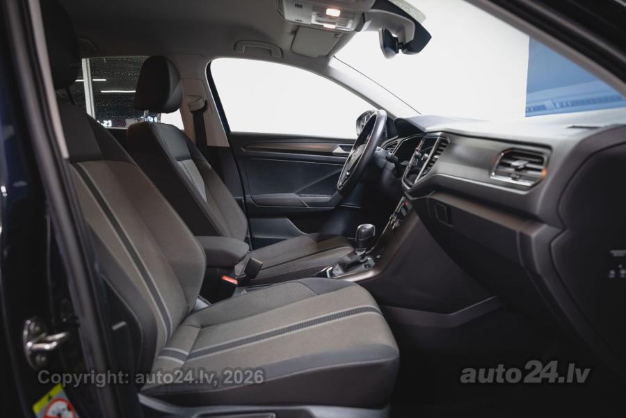 Black Volkswagen T-Roc 2019 in Tallinn, with an engine capacity of 1.50 L and mileage of 27 thousand km for 20900 €, photo 18 on AUTOMOTO.COM.LV