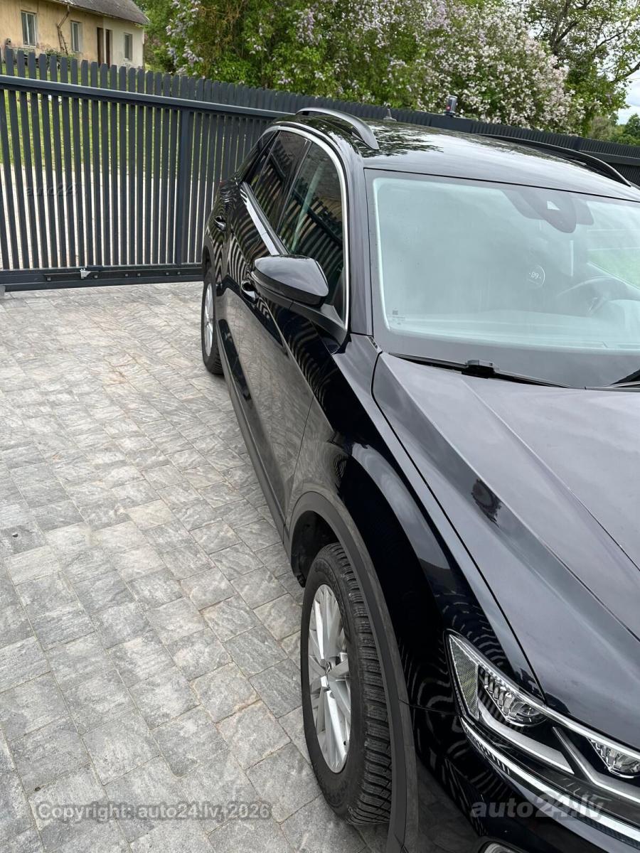 Black Volkswagen T-Roc 2021 in Riga, with an engine capacity of 1.50 L and mileage of 102 thousand km for 18500 €, photo 3 on AUTOMOTO.COM.LV