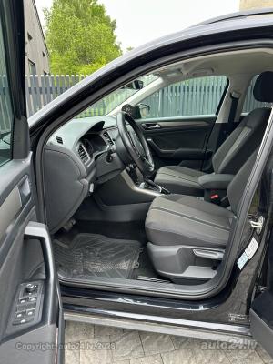 Black Volkswagen T-Roc 2021 in Riga, with an engine capacity of 1.50 L and mileage of 102 thousand km for 18500 €, photo 5 on AUTOMOTO.COM.LV