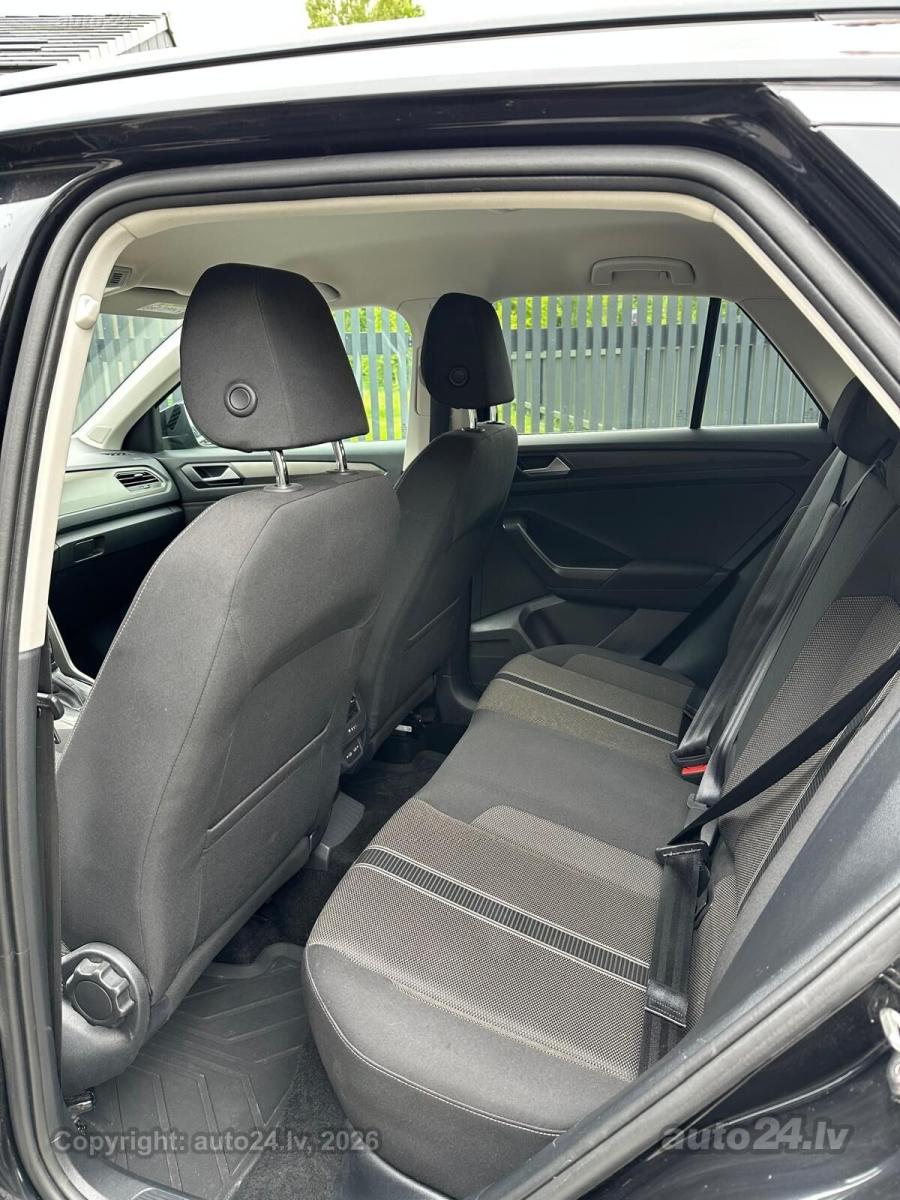 Black Volkswagen T-Roc 2021 in Riga, with an engine capacity of 1.50 L and mileage of 102 thousand km for 18500 €, photo 6 on AUTOMOTO.COM.LV