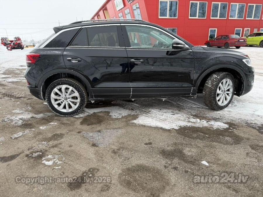 Melns Volkswagen T-Roc 2024 Tartu, ar dzinēja tilpumu 1.50 L un nobraukumu 37 tūkst. km par 25500 €, foto 5 vietnē AUTOMOTO.COM.LV