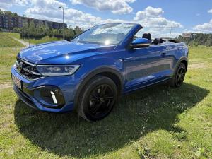 Zils Volkswagen T-Roc 2025 Viļņa, ar dzinēja tilpumu 1.50 L un nobraukumu 21 tūkst. km par 32200 €, foto  vietnē AUTOMOTO.COM.LV