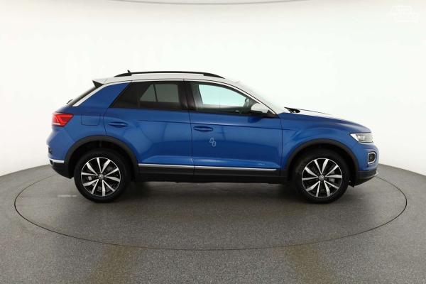 Blue Volkswagen T-Roc 2018 in Kaunas, with an engine capacity of 1.50 L and mileage of 69 thousand km for 22390 €, photo 6 on AUTOMOTO.COM.LV