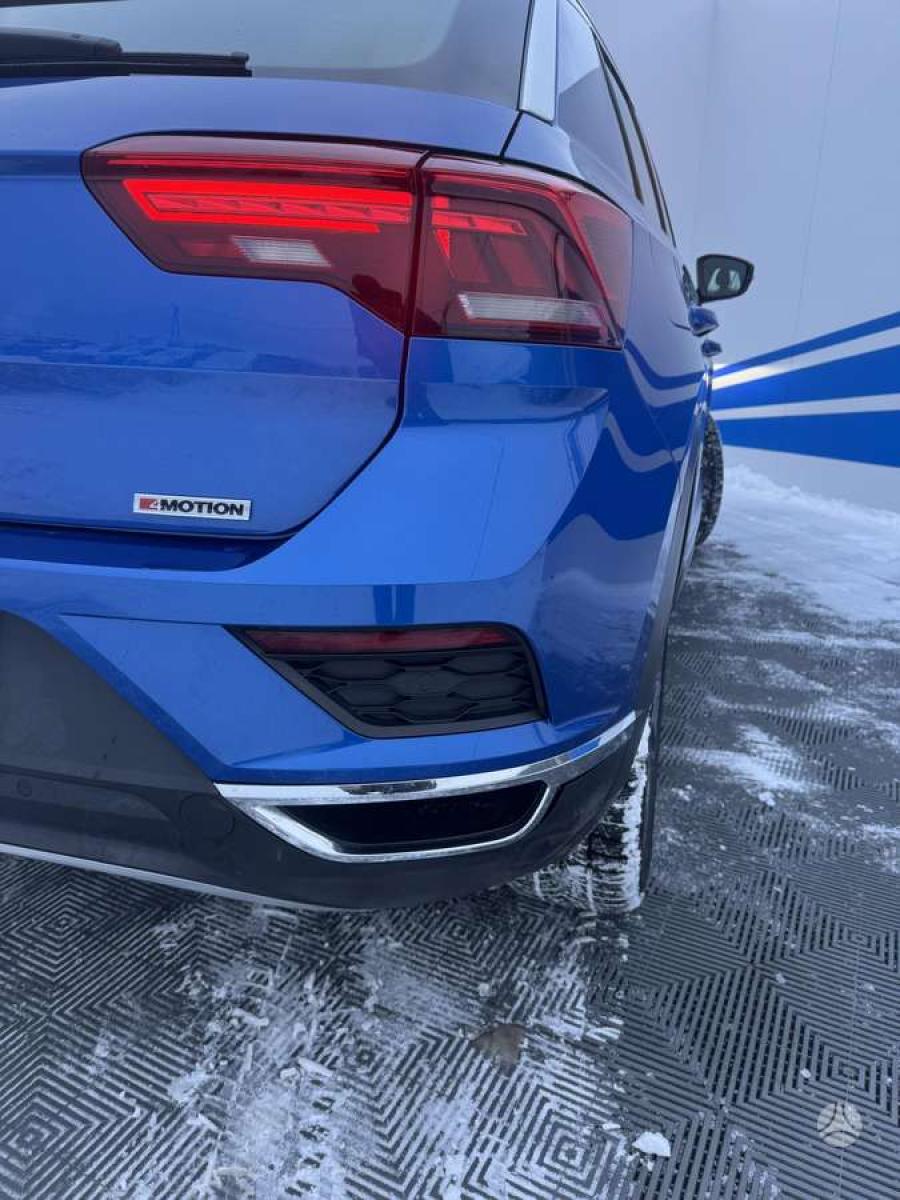 Blue Volkswagen T-Roc 2018 in Kaunas, with an engine capacity of 1.97 L and mileage of 210 thousand km for 15450 €, photo 5 on AUTOMOTO.COM.LV