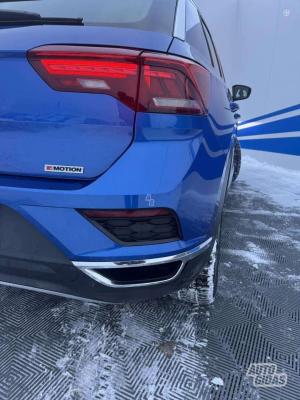 Blue Volkswagen T-Roc 2018 in Kaunas, with an engine capacity of 2.00 L and mileage of 210 thousand km for 15450 €, photo 5 on AUTOMOTO.COM.LV