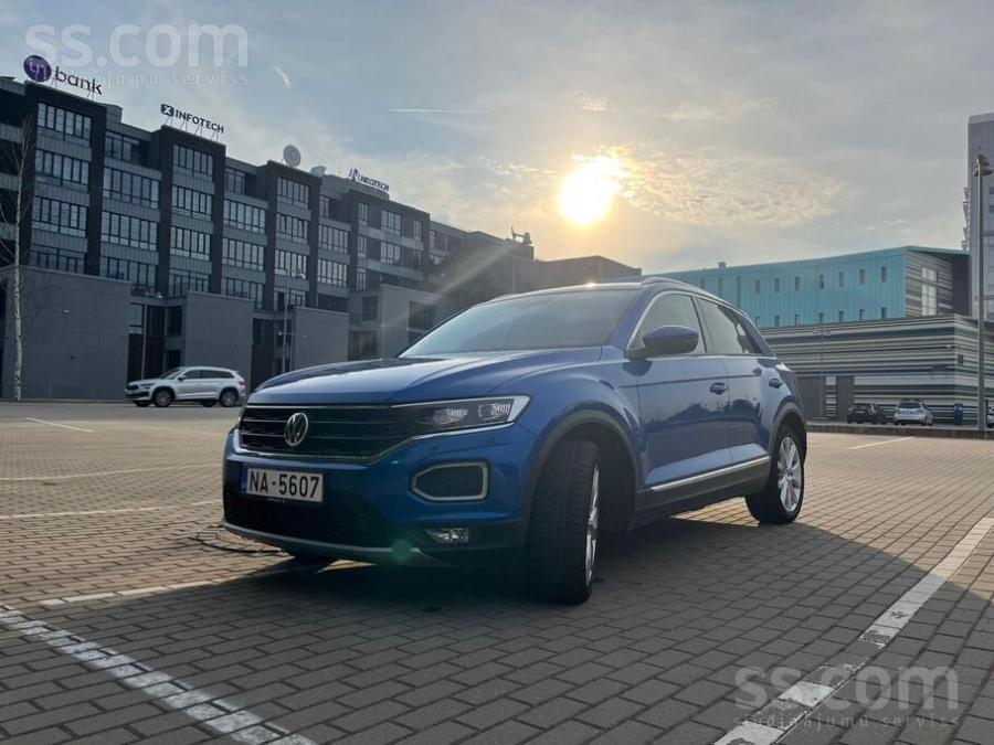 Zils Volkswagen T-Roc 2018 Rīga, ar dzinēja tilpumu 2.00 L un nobraukumu 135 tūkst. km par 15555 €, foto 1 vietnē AUTOMOTO.COM.LV