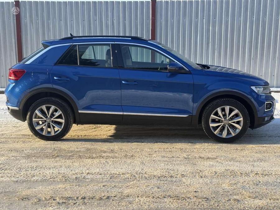 Blue Volkswagen T-Roc 2020 in Vilkaviskis, with an engine capacity of 1.50 L and mileage of 52 thousand km for 19200 €, photo 5 on AUTOMOTO.COM.LV