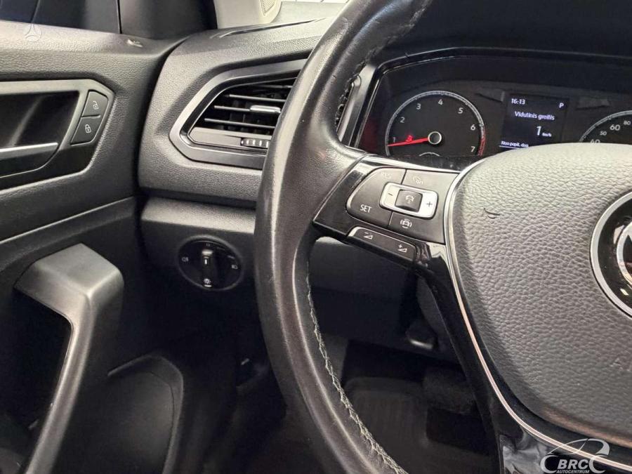 Blue Volkswagen T-Roc 2021 in Vilnius, with an engine capacity of 1.50 L and mileage of 183 thousand km for 12500 €, photo 29 on AUTOMOTO.COM.LV