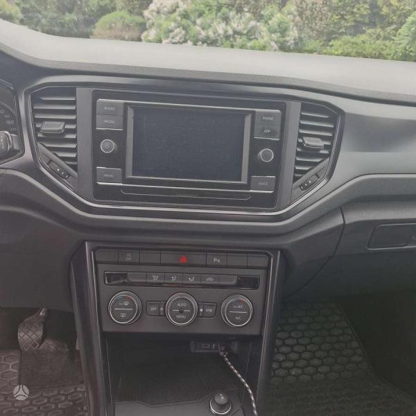 Blue Volkswagen T-Roc 2021 in Vilnius, with an engine capacity of 1.00 L and mileage of 53 thousand km for 16500 €, photo 10 on AUTOMOTO.COM.LV