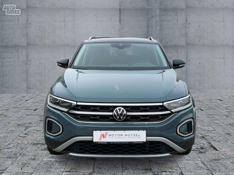 Blue Volkswagen T-Roc 2022 in Kaunas, with an engine capacity of 1.50 L and mileage of 65 thousand km for 27385 €, photo 3 on AUTOMOTO.COM.LV