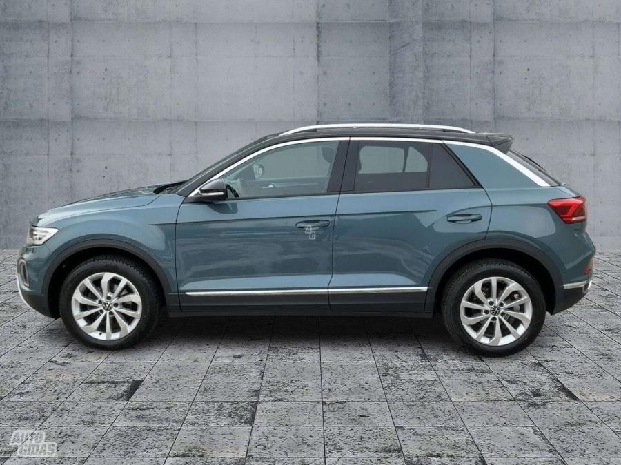 Blue Volkswagen T-Roc 2022 in Kaunas, with an engine capacity of 1.50 L and mileage of 65 thousand km for 27385 €, photo 4 on AUTOMOTO.COM.LV