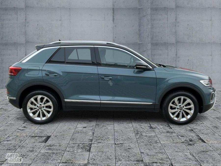 Blue Volkswagen T-Roc 2022 in Kaunas, with an engine capacity of 1.50 L and mileage of 65 thousand km for 27385 €, photo 7 on AUTOMOTO.COM.LV