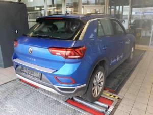 Blue Volkswagen T-Roc 2022 in Kaunas, with an engine capacity of 1.50 L and mileage of 78 thousand km for 26338 €, photo 2 on AUTOMOTO.COM.LV