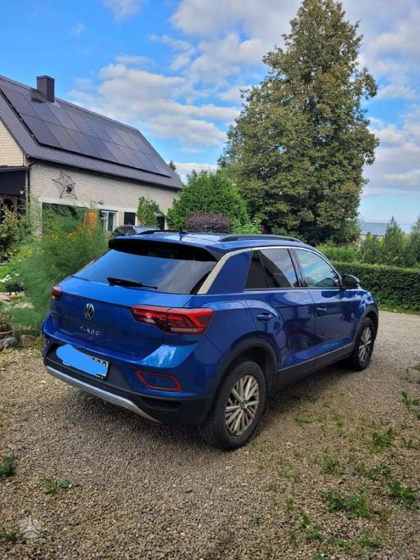 Blue Volkswagen T-Roc 2022 in Pasvalys, with an engine capacity of 1.50 L and mileage of 40 thousand km for 24500 €, photo 3 on AUTOMOTO.COM.LV