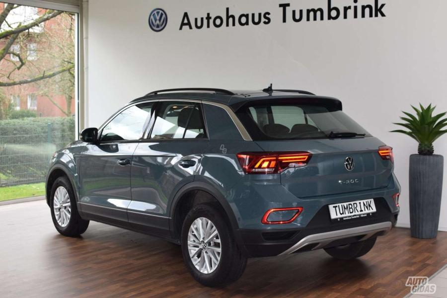Blue Volkswagen T-Roc 2023 in Kaunas, with an engine capacity of 1.00 L and mileage of 30 thousand km for 25522 €, photo 5 on AUTOMOTO.COM.LV