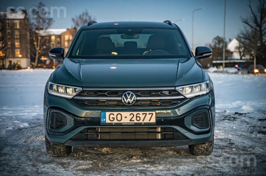 Blue Volkswagen T-Roc 2023 in Riga, with an engine capacity of 2.00 L and mileage of 0 thousand km for 25990 €, photo 2 on AUTOMOTO.COM.LV