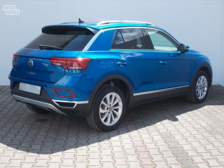 Blue Volkswagen T-Roc 2024 in Kaunas, with an engine capacity of 2.00 L and mileage of 14 thousand km for 33167 €, photo 5 on AUTOMOTO.COM.LV
