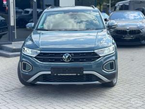 Blue Volkswagen T-Roc 2024 in Kaunas, with an engine capacity of 2.00 L and mileage of 20 thousand km for 28507 €, photo 2 on AUTOMOTO.COM.LV
