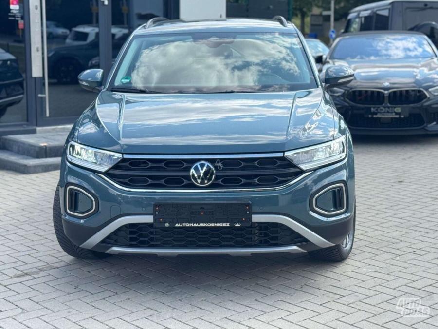 Blue Volkswagen T-Roc 2024 in Kaunas, with an engine capacity of 2.00 L and mileage of 20 thousand km for 28507 €, photo 2 on AUTOMOTO.COM.LV
