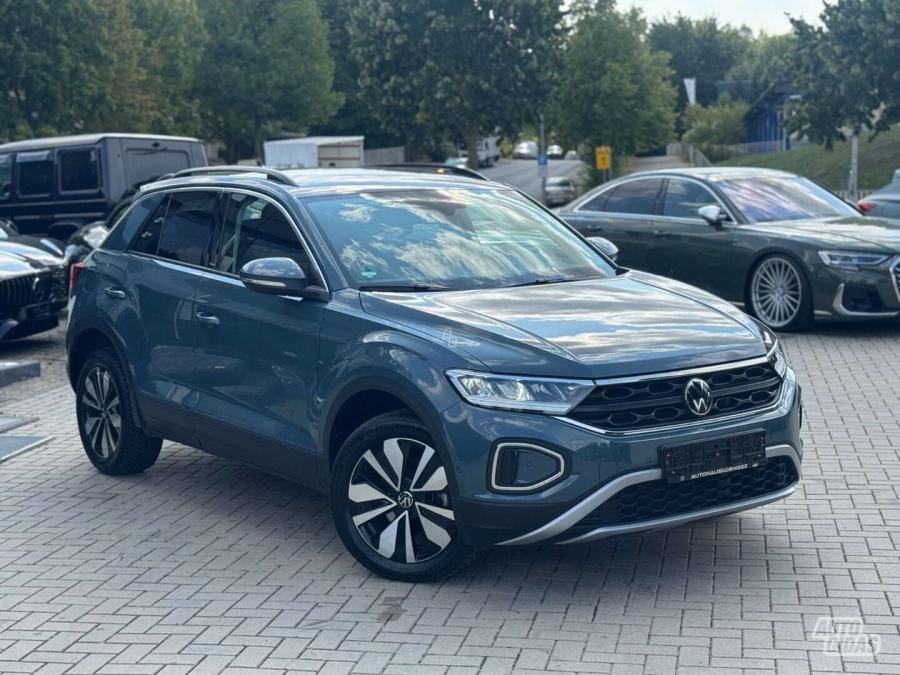 Blue Volkswagen T-Roc 2024 in Kaunas, with an engine capacity of 2.00 L and mileage of 20 thousand km for 28507 €, photo 3 on AUTOMOTO.COM.LV