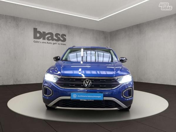 Blue Volkswagen T-Roc 2024 in Kaunas, with an engine capacity of 1.00 L and mileage of 31 thousand km for 26726 €, photo 8 on AUTOMOTO.COM.LV