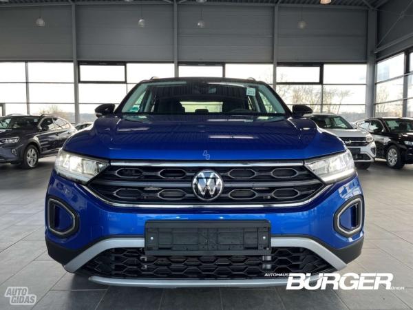 Blue Volkswagen T-Roc 2024 in Kaunas, with an engine capacity of 1.50 L and mileage of 12 thousand km for 30609 €, photo 2 on AUTOMOTO.COM.LV