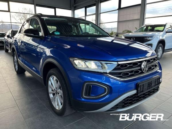 Blue Volkswagen T-Roc 2024 in Kaunas, with an engine capacity of 1.50 L and mileage of 12 thousand km for 30609 €, photo 3 on AUTOMOTO.COM.LV