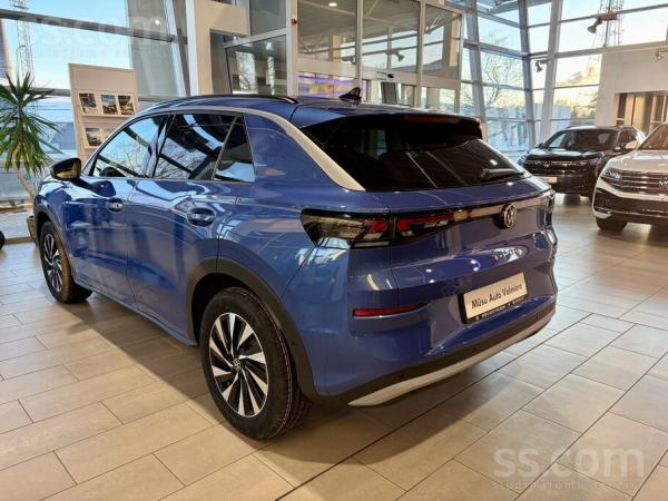 Blue Volkswagen T-Roc 2026 in Valmiera, with an engine capacity of 1.50 L and mileage of 7 thousand km for 35900 €, photo 4 on AUTOMOTO.COM.LV