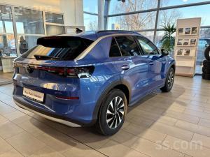 Blue Volkswagen T-Roc 2026 in Valmiera, with an engine capacity of 1.50 L and mileage of 7 thousand km for 35900 €, photo 6 on AUTOMOTO.COM.LV