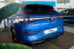 Blue Volkswagen T-Roc 2026 in Vilnius, with an engine capacity of 1.50 L and mileage of 10 thousand km for 39990 €, photo 4 on AUTOMOTO.COM.LV