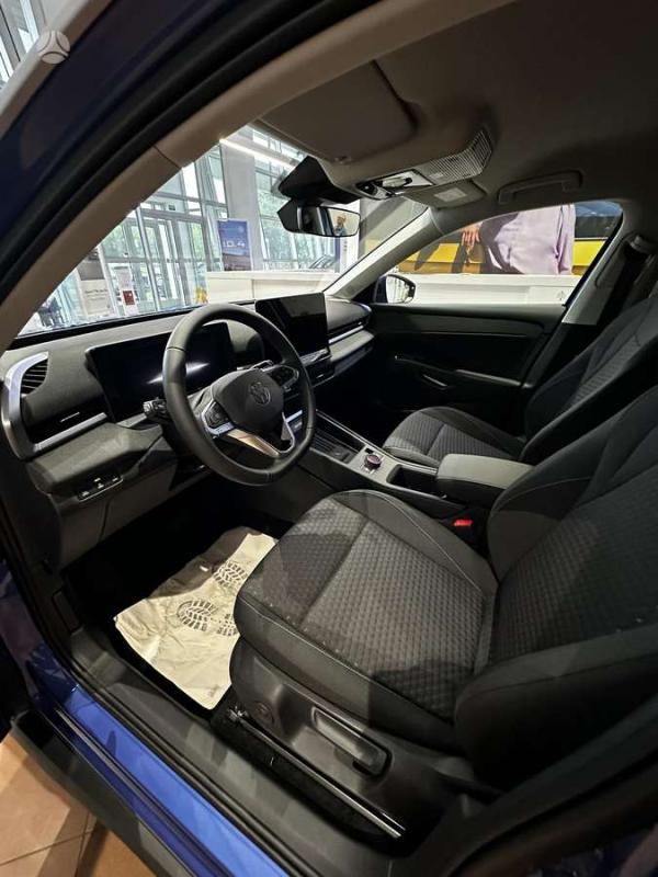 Blue Volkswagen T-Roc 2026 in Panevezys, with an engine capacity of 1.50 L and mileage of 0 thousand km for 32400 €, photo 9 on AUTOMOTO.COM.LV