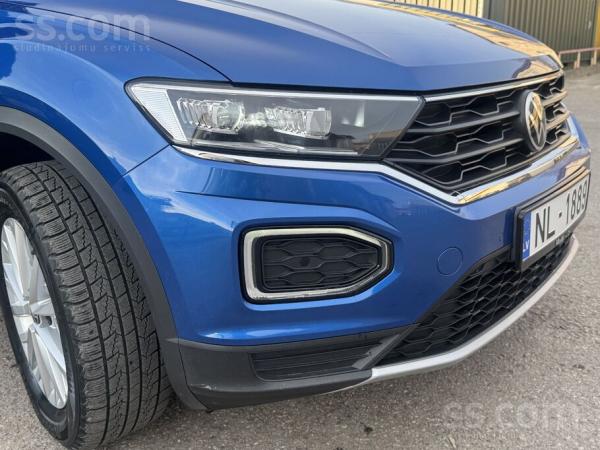 Blue Volkswagen T-Roc 2021 in Jelgava, with an engine capacity of 2.00 L and mileage of 0 thousand km for 18700 €, photo 6 on AUTOMOTO.COM.LV