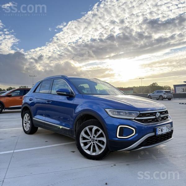 Blue Volkswagen T-Roc 2022 in Riga, with an engine capacity of 1.50 L and mileage of 79 thousand km for 22490 €, photo 4 on AUTOMOTO.COM.LV