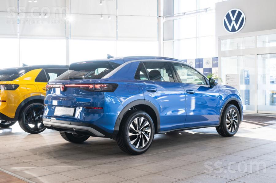 Zils Volkswagen T-Roc 2026 Rīga, ar dzinēja tilpumu 1.50 L un nobraukumu 10 tūkst. km par 36637 €, foto 4 vietnē AUTOMOTO.COM.LV
