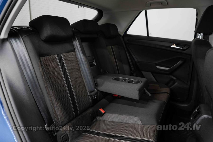 Zils Volkswagen T-Roc 2021 Tallina, ar dzinēja tilpumu 1.50 L un nobraukumu 76 tūkst. km par 21300 €, foto 14 vietnē AUTOMOTO.COM.LV