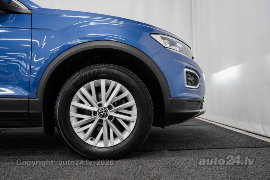 Zils Volkswagen T-Roc 2021 Tallina, ar dzinēja tilpumu 1.50 L un nobraukumu 76 tūkst. km par 21300 €, foto 17 vietnē AUTOMOTO.COM.LV