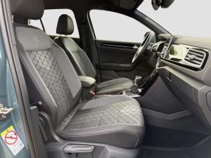 Zils Volkswagen T-Roc 2023 Pērnava, ar dzinēja tilpumu 1.50 L un nobraukumu 27 tūkst. km par 27900 €, foto 6 vietnē AUTOMOTO.COM.LV