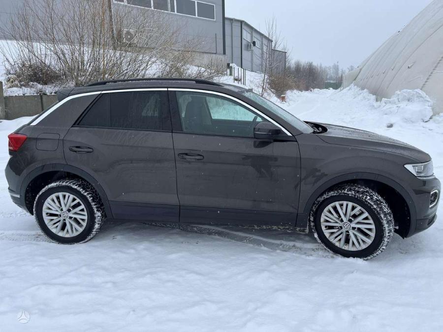 Brown Volkswagen T-Roc 2019 in Kaunas, with an engine capacity of 1.97 L and mileage of 167 thousand km for 18200 €, photo 2 on AUTOMOTO.COM.LV