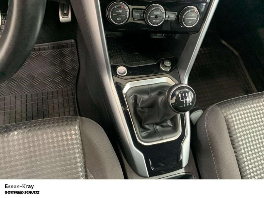 Grey Volkswagen T-Roc 2021 in Kaunas, with an engine capacity of 1.00 L and mileage of 27 thousand km for 26469 €, photo 15 on AUTOMOTO.COM.LV