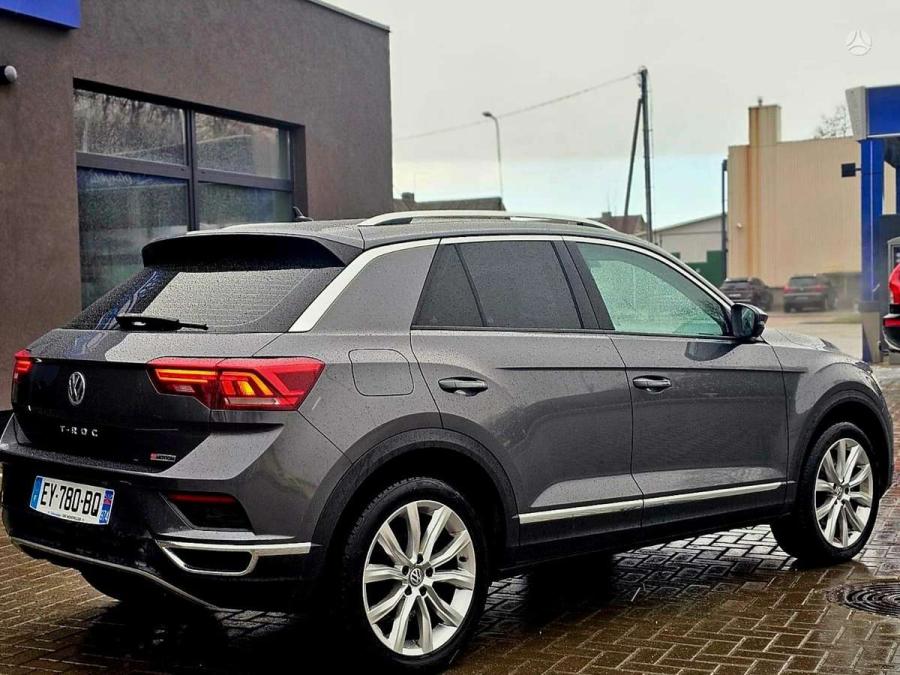 Grey Volkswagen T-Roc 2018 in Taurage, with an engine capacity of 1.97 L and mileage of 126 thousand km for 16500 €, photo 7 on AUTOMOTO.COM.LV