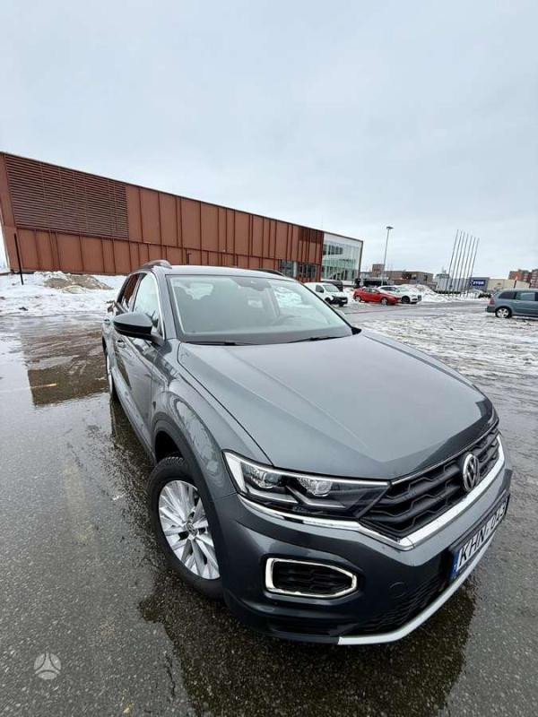 Grey Volkswagen T-Roc 2018 in Klaipeda, with an engine capacity of 1.50 L and mileage of 90 thousand km for 14800 €, photo 1 on AUTOMOTO.COM.LV