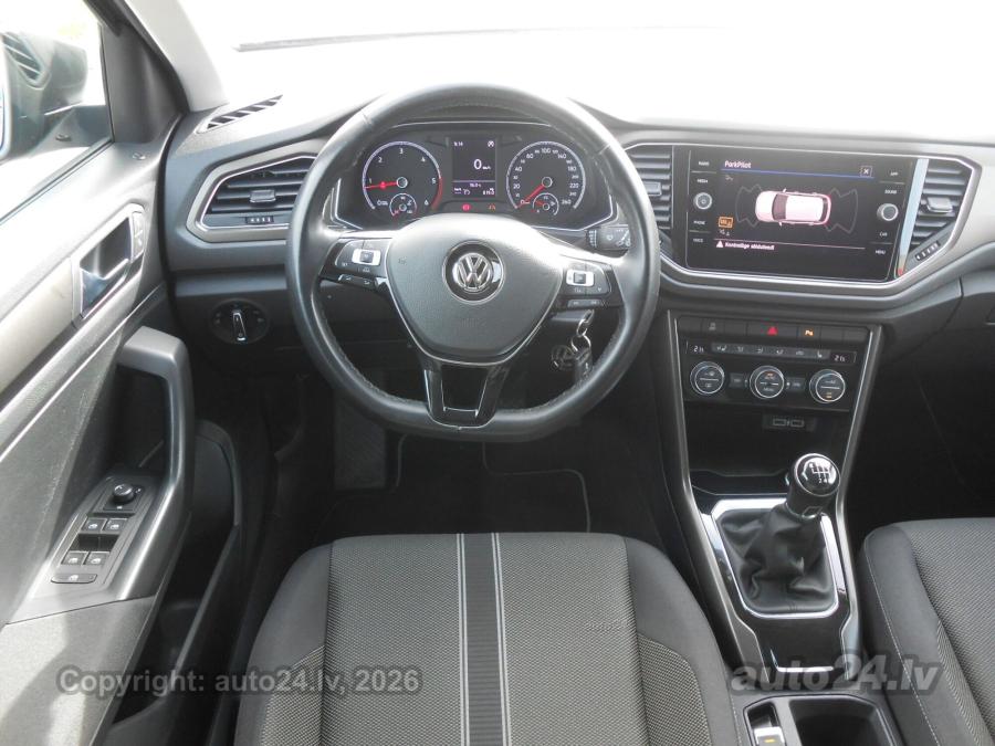 Grey Volkswagen T-Roc 2018 in Viljandi, with an engine capacity of 1.60 L and mileage of 171 thousand km for 13990 €, photo 6 on AUTOMOTO.COM.LV