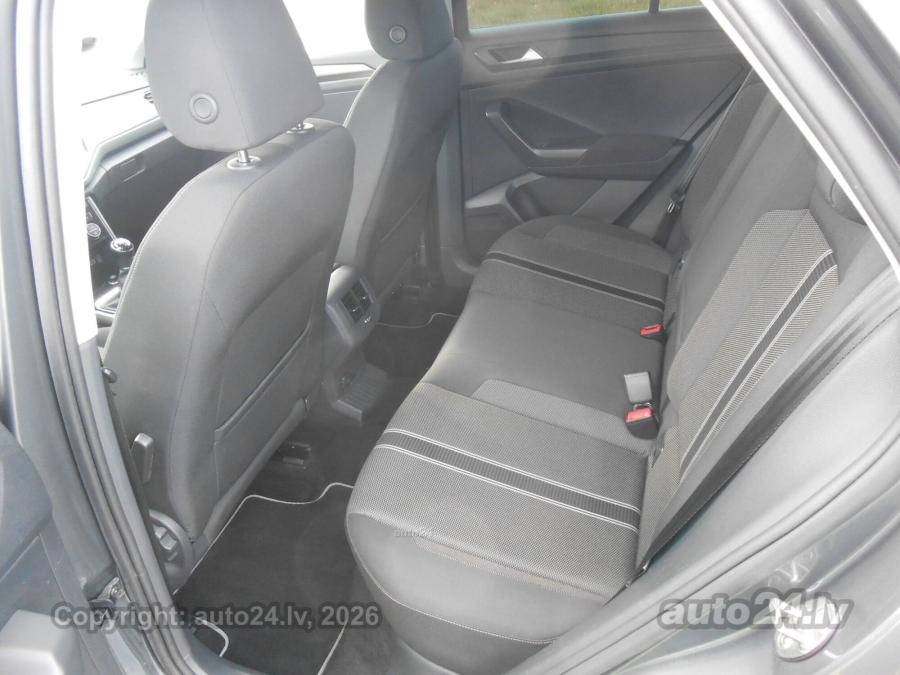 Grey Volkswagen T-Roc 2018 in Viljandi, with an engine capacity of 1.60 L and mileage of 171 thousand km for 13990 €, photo 12 on AUTOMOTO.COM.LV