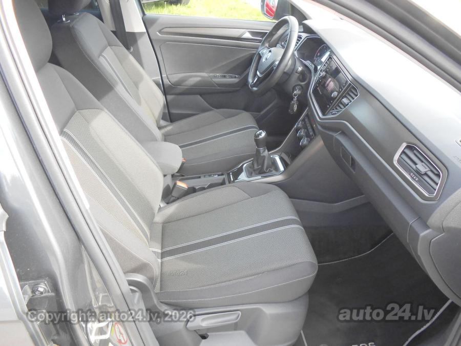 Grey Volkswagen T-Roc 2018 in Viljandi, with an engine capacity of 1.60 L and mileage of 171 thousand km for 13990 €, photo 13 on AUTOMOTO.COM.LV