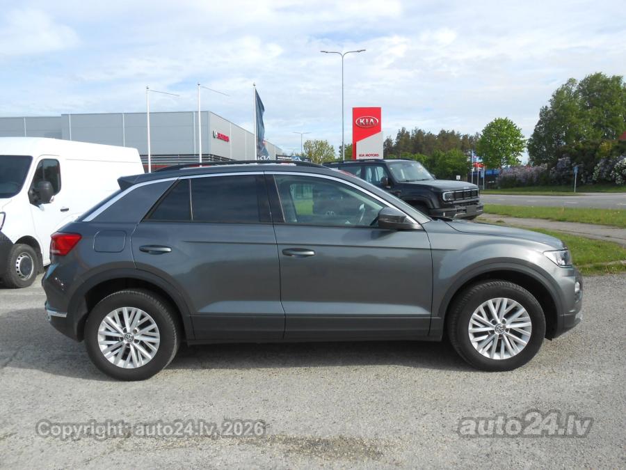 Grey Volkswagen T-Roc 2018 in Viljandi, with an engine capacity of 1.60 L and mileage of 171 thousand km for 13990 €, photo 23 on AUTOMOTO.COM.LV