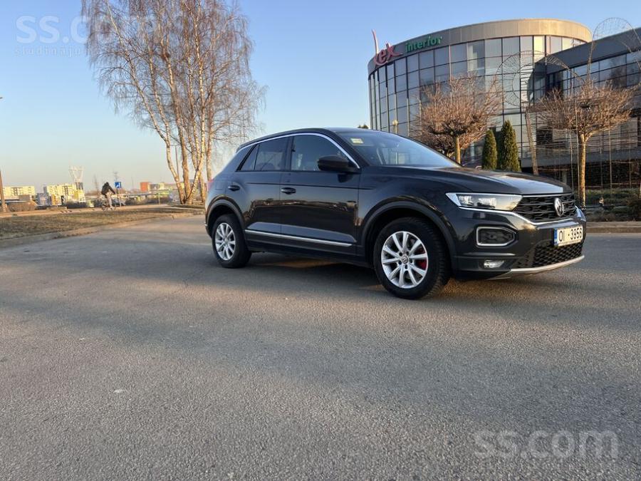 Pelēks Volkswagen T-Roc 2018 Rīga, ar dzinēja tilpumu 1.50 L un nobraukumu 203 tūkst. km par 15300 €, foto 1 vietnē AUTOMOTO.COM.LV
