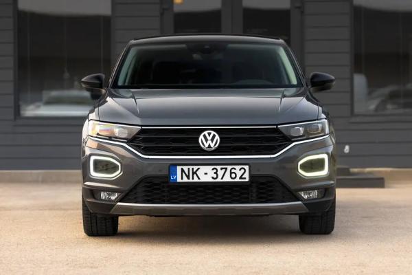 Pelēks Volkswagen T-Roc 2018 Jelgava, ar dzinēja tilpumu 2.00 L un nobraukumu 199 tūkst. km par 15350 €, foto 5 vietnē AUTOMOTO.COM.LV